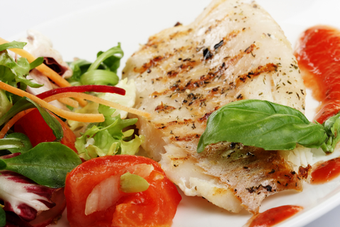 Peste alb in sos picant de rosii cu garnitura de cartofi natur ...