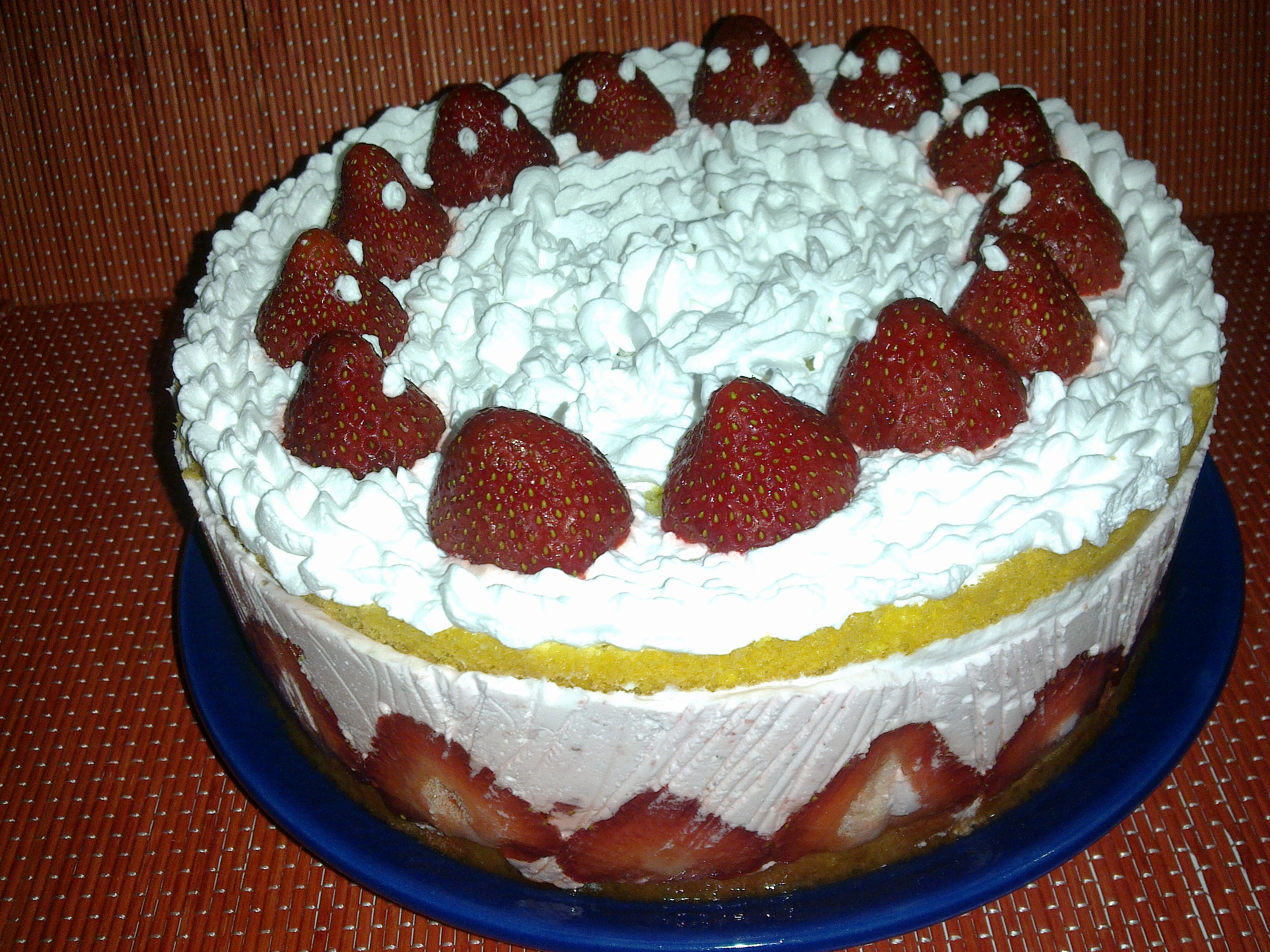 Tort cu capsune si frisca | Retetele Tale