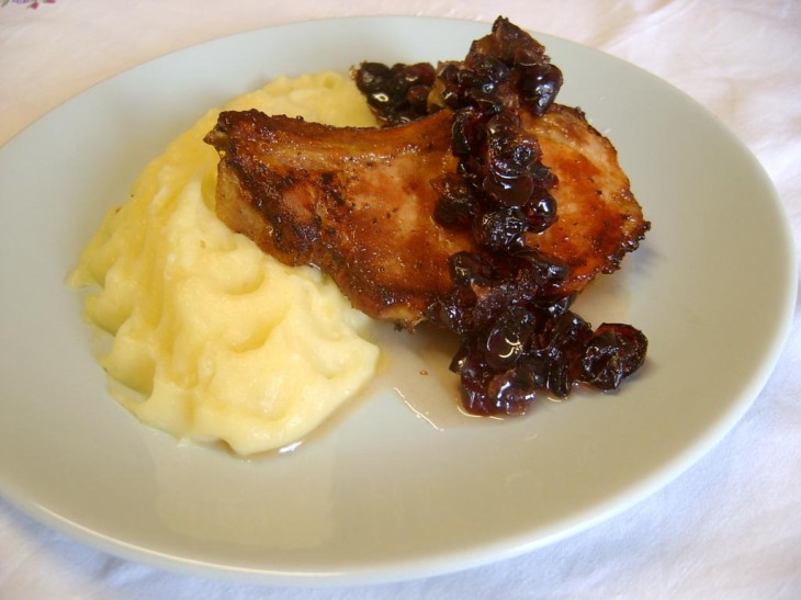 Cotlet de porc cu sos de merisoare | Retetele Tale