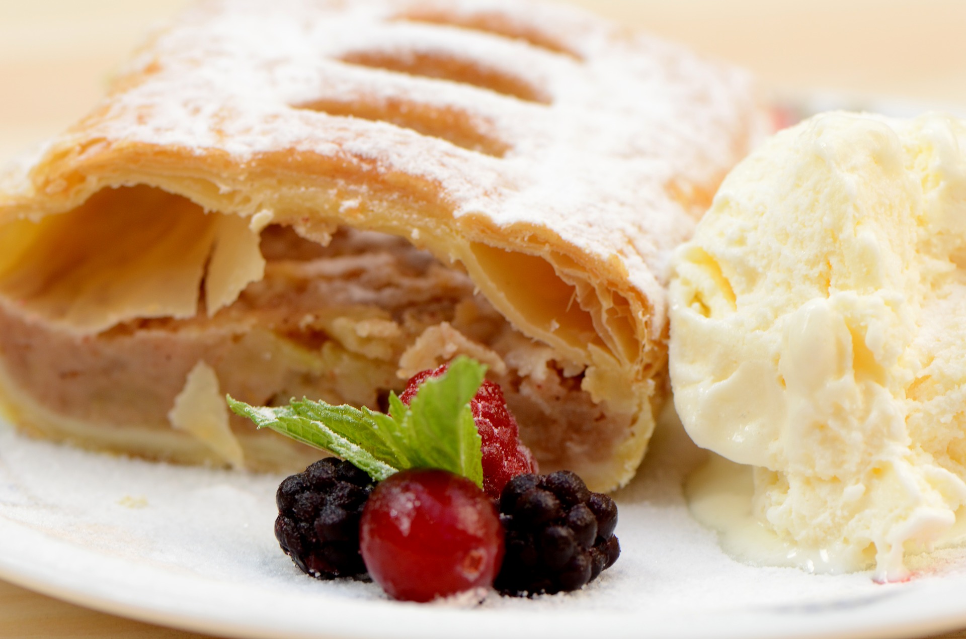 Strudel vienez cu mere, stafide si scortisoara | Retetele Tale