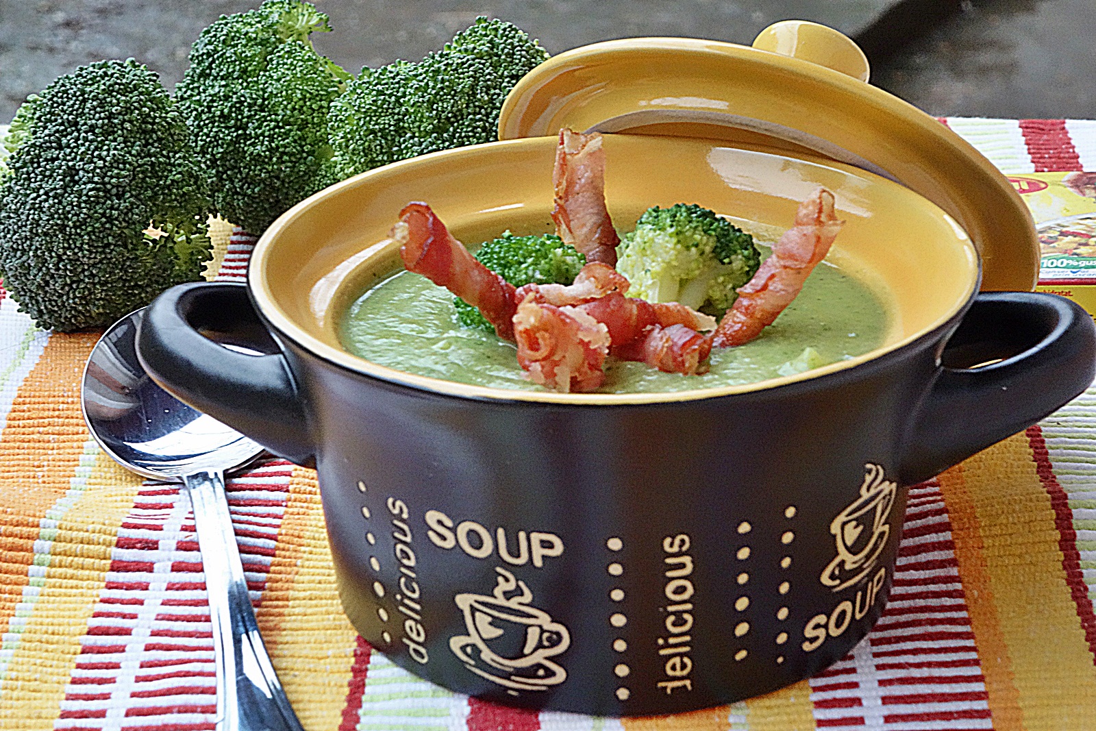 Supa crema de broccoli cu sticksuri de bacon | Retetele Tale
