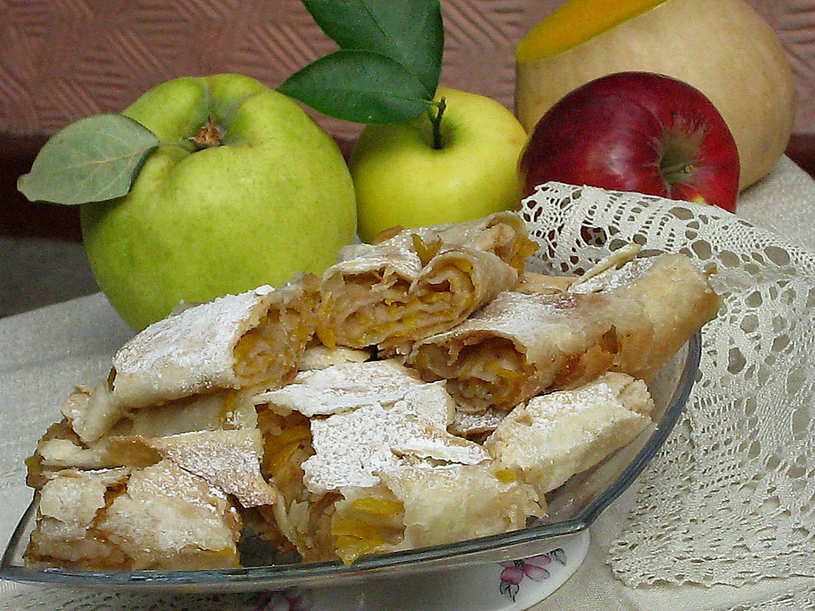 Prajitura de toamna cu mere, dovleac si gutui | Retetele Tale