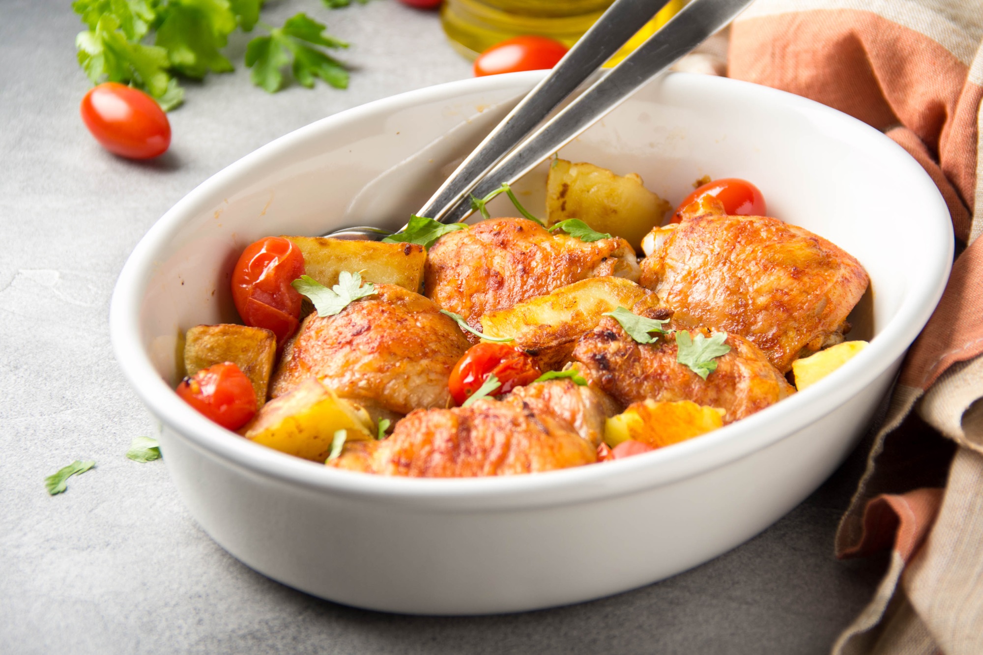 Pulpe de pui cu cartofi si rosii cherry | Retetele Tale