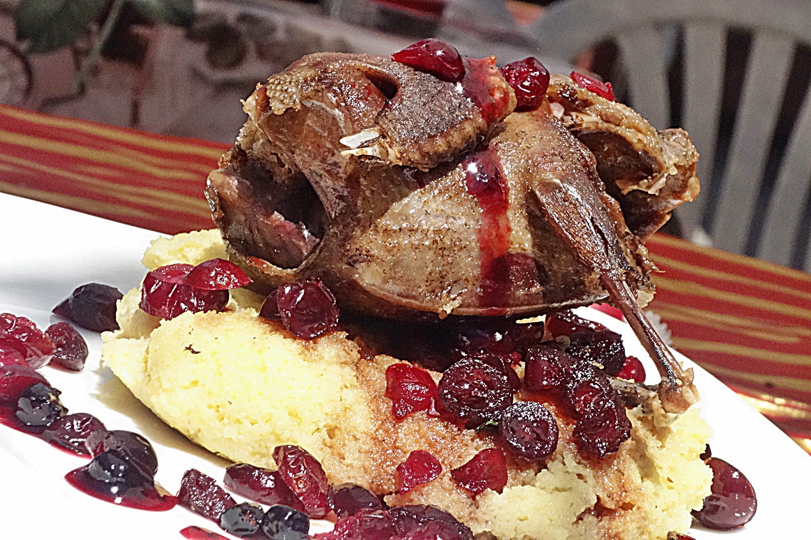 Porumbei in cuib de gris cu sos de merisoare | Retetele Tale