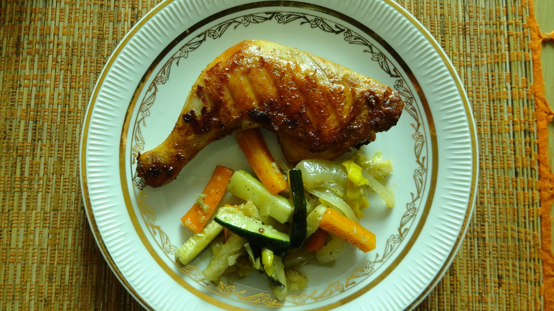 Pulpa de pui cu piure si legume sotate | Retetele Tale