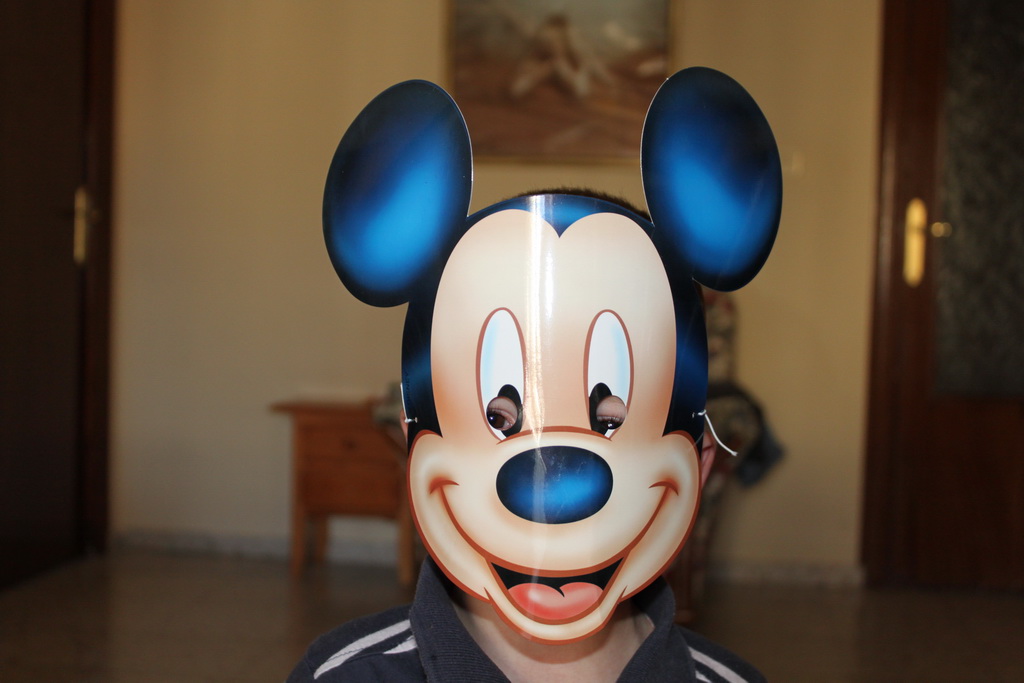 cu masca lui mickey - Sfatulparintilor.ro