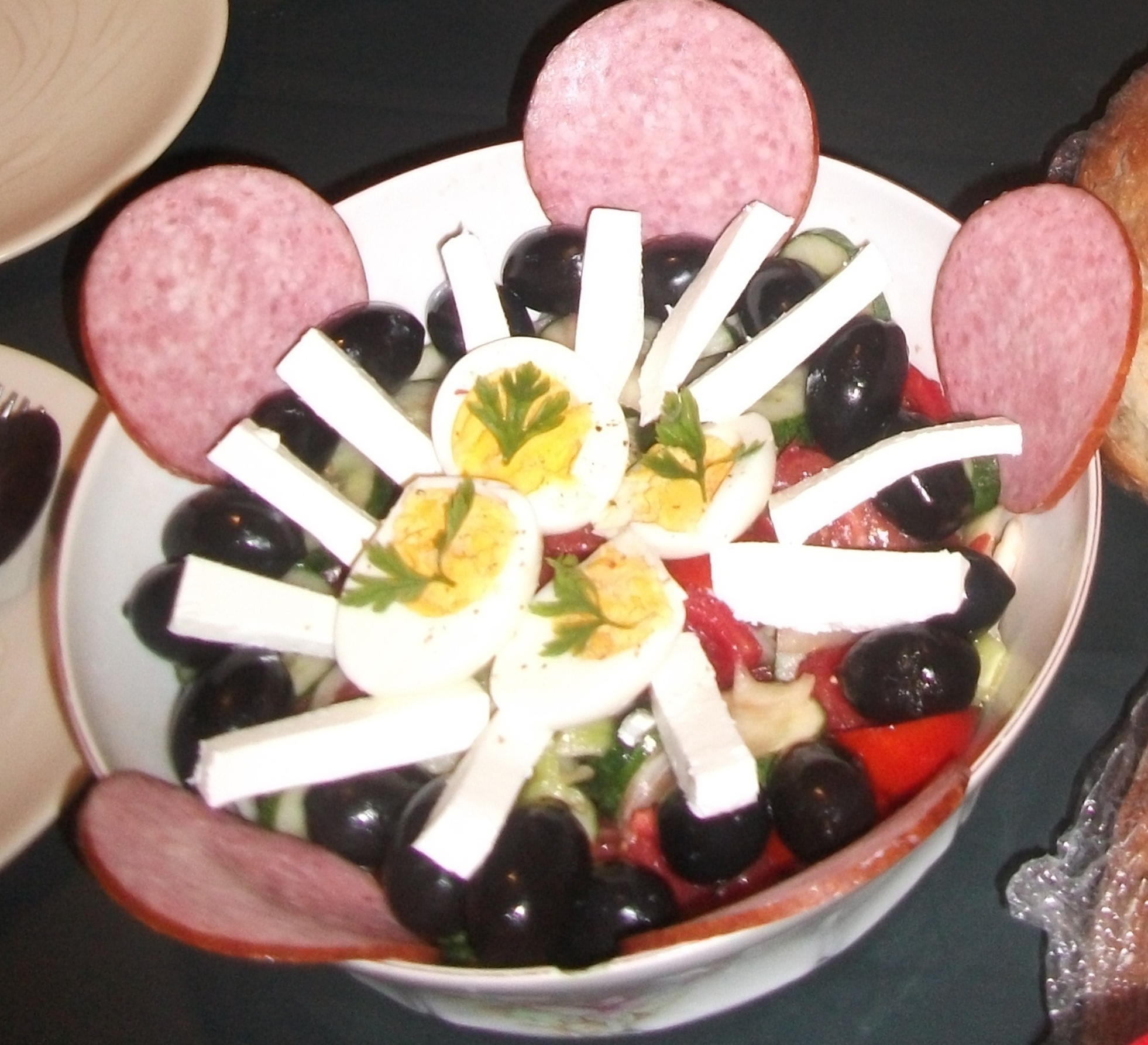 SALATA GRECEASCA CU BRANZA FETA - Sfatulparintilor.ro