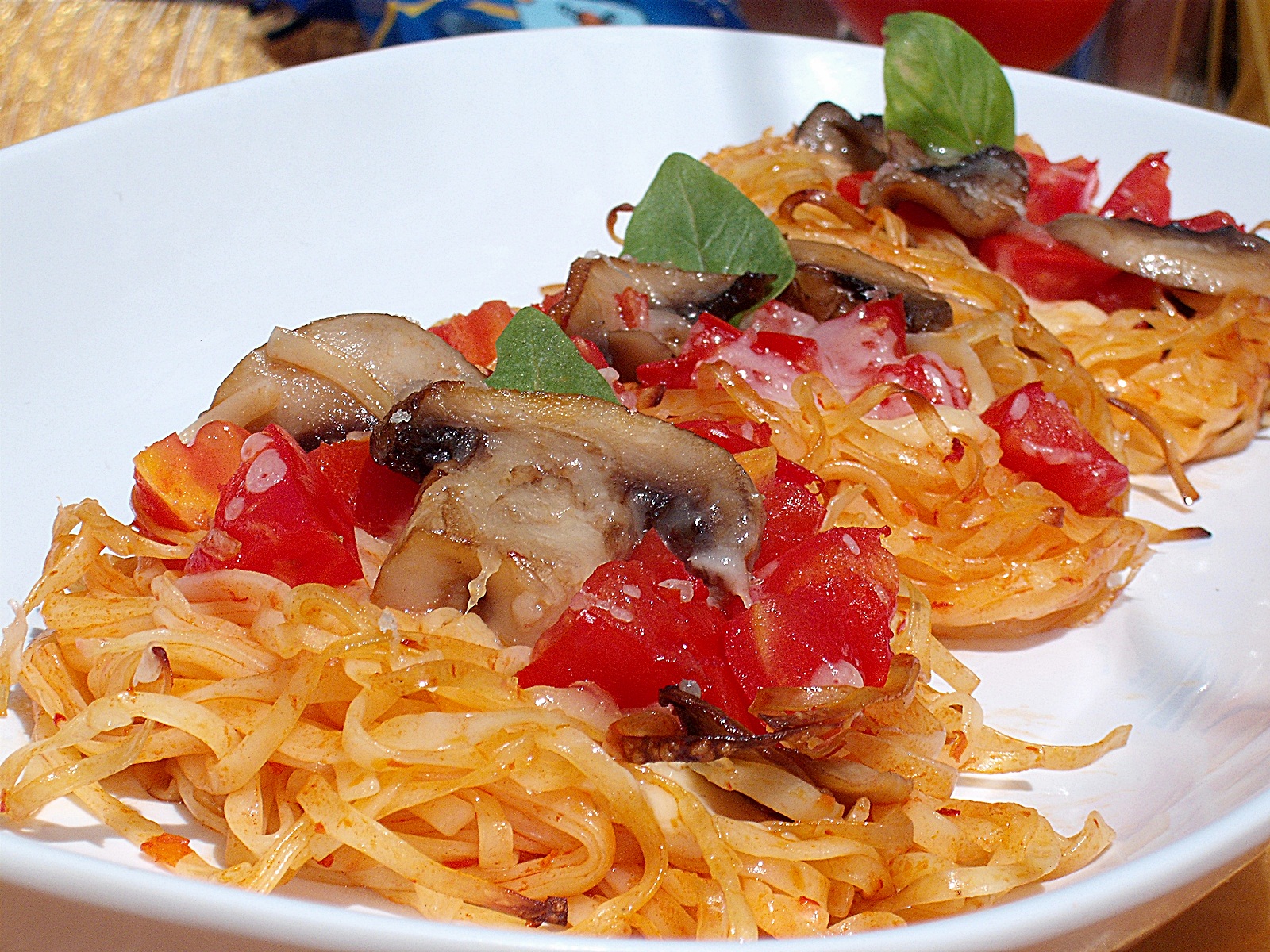 Retetele Tale: Cuiburi din paste cu rosii si ciuperci - Sfatulparintilor.ro