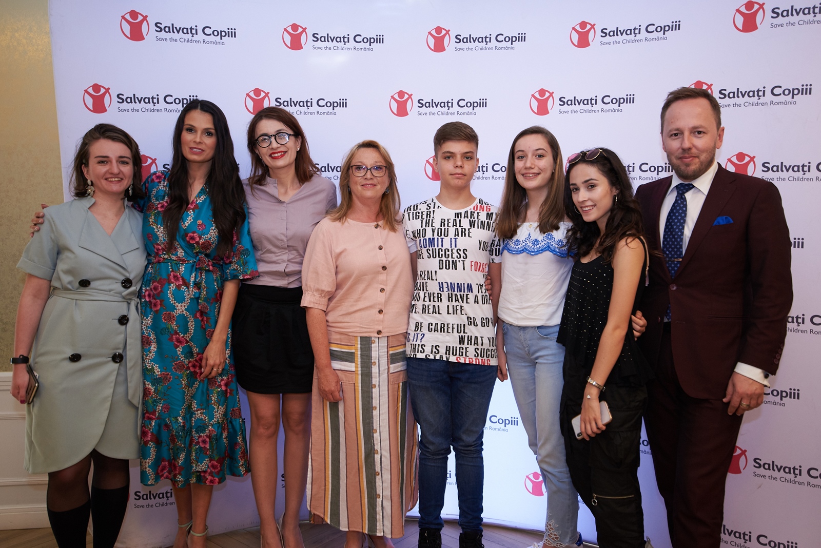 Organizația Salvați Copiii atrage atenția asupra riscului dependenței ...