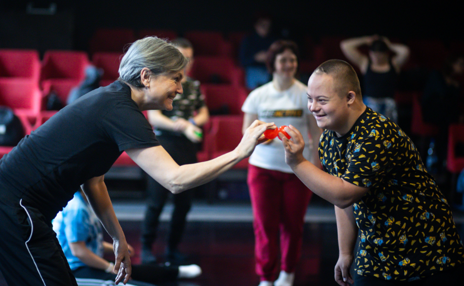 Dans-terapia: practica de miscare pentru corp si emotii, dar si de ...